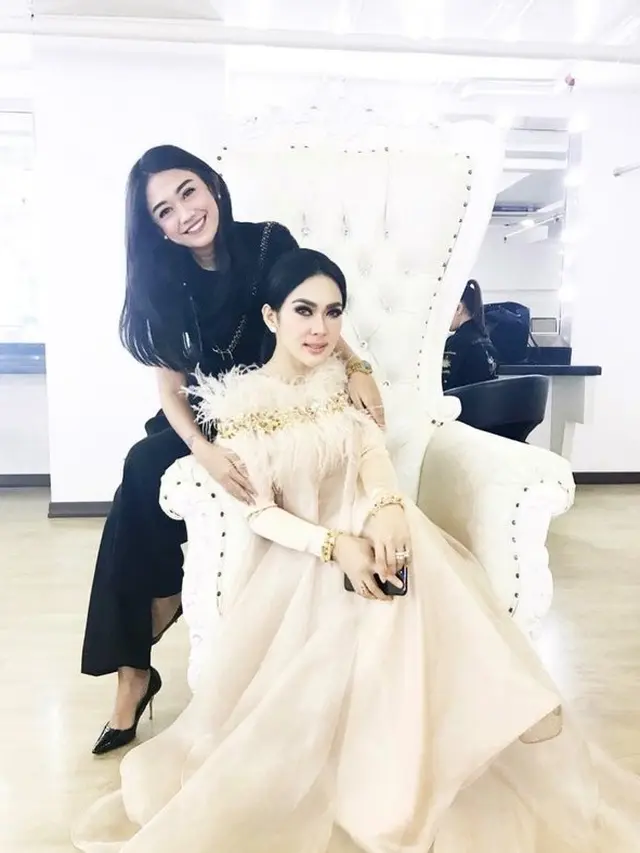6 Potret Kedekatan Syahrini dan Oline Mendeng 'Sitkom OB', Hadir di ...