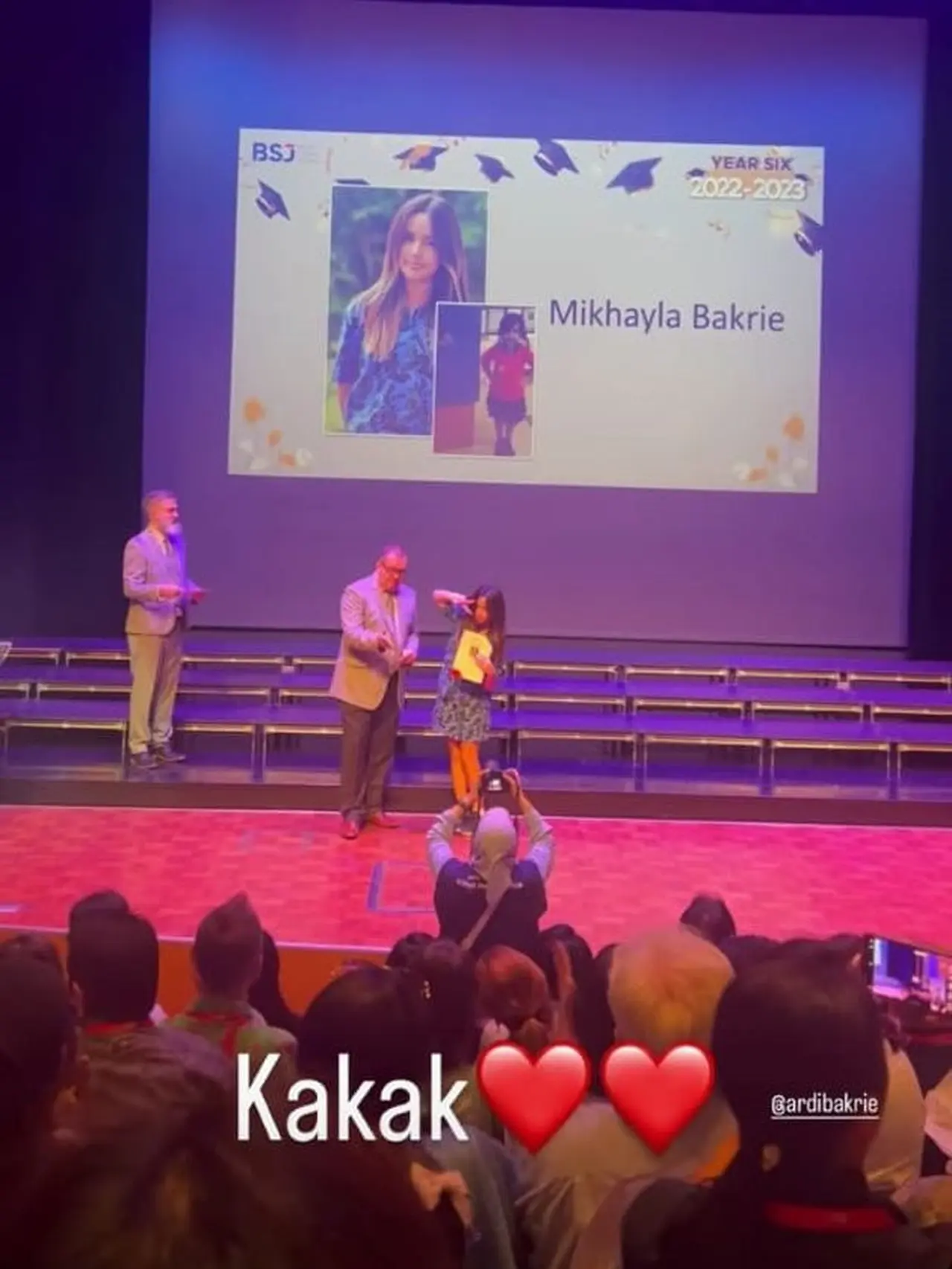 Uang Sekolahnya Rp 300 Juta, Ini Momen Mikhayla Bakrie Wisuda SD