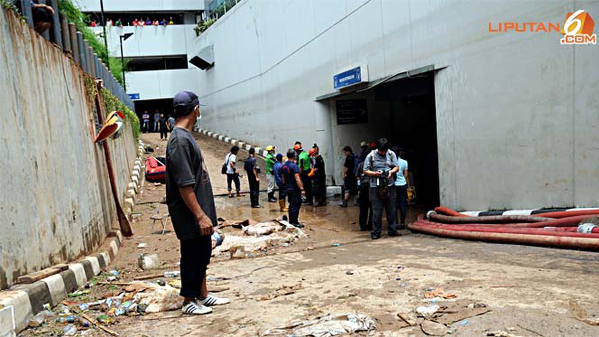 FOTO: Kondisi Basement Plaza UOB Setelah Banjir Terkuras - News ...