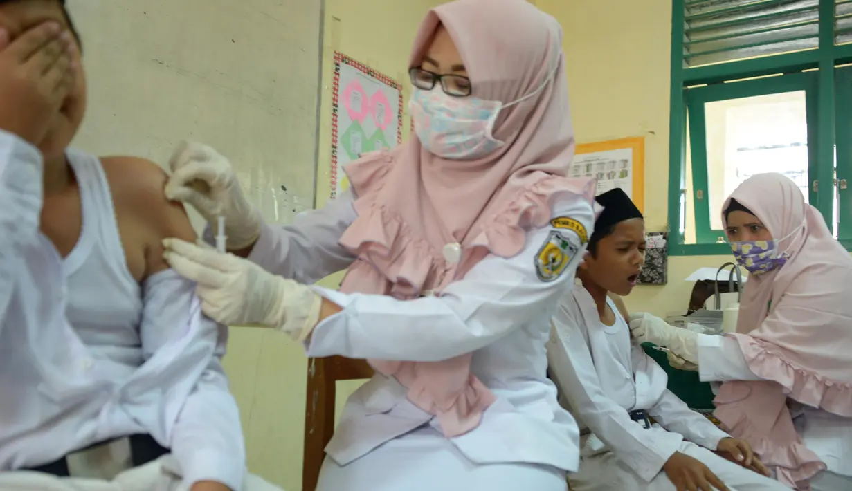 FOTO: Wajah Kesakitan Para Murid di Aceh Saat Vaksin Anti Virus Difteri ...