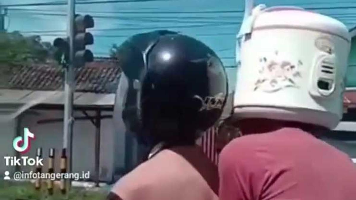 Helm Penumpang Motor Ini Bikin Salah Fokus - Otomotif Liputan6.com