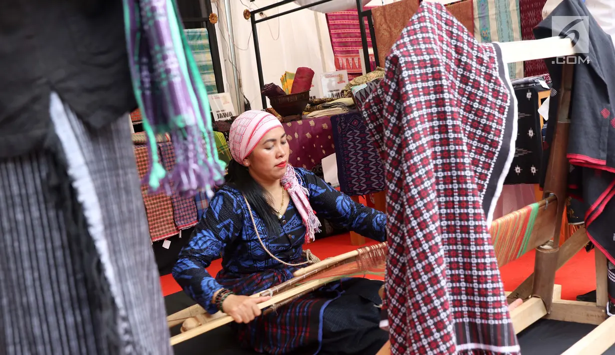 FOTO: Melihat Kain Tenun di Festival Sarung Indonesia 2019 - Foto ...