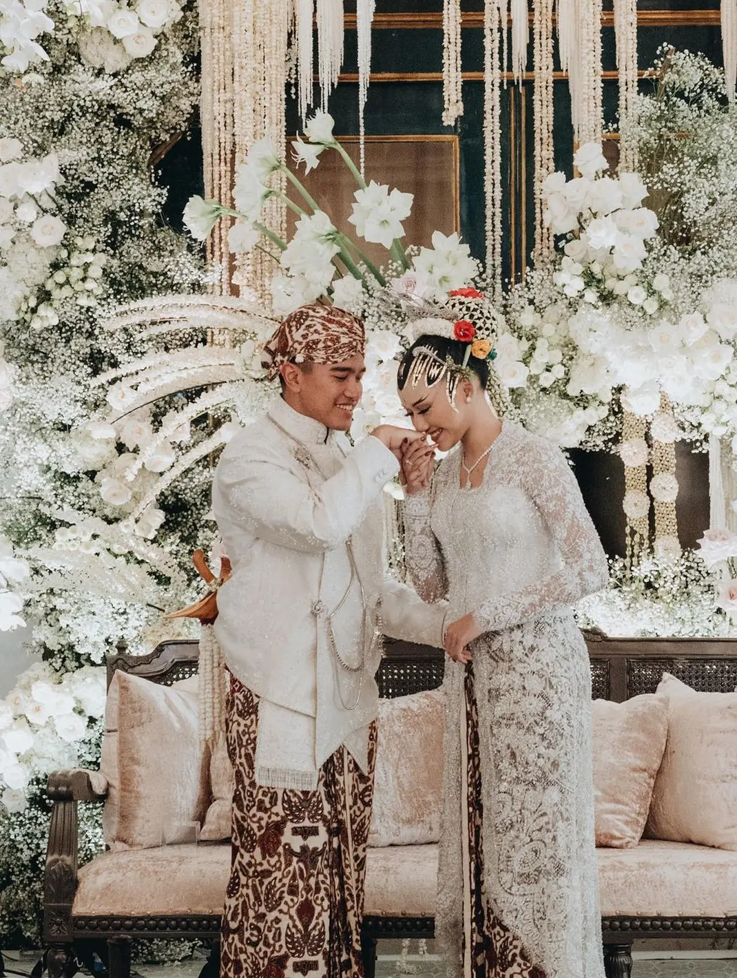 6 Potret Penampilan Bak Putri Raja Jawa Erina Gudono dari Pengajian ...