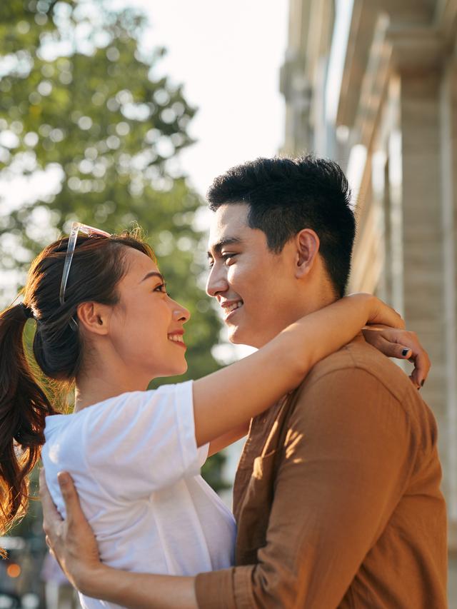7 Jenis Pelukan Pria yang Mampu Menghangatkan Hati Perempuan ...