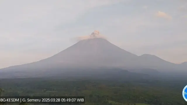 Gunung Semeru Erupsi Lagi Senin Pagi 7 April 2025, Tinggi Letusan 800 Meter di Puncak Mahameru ...