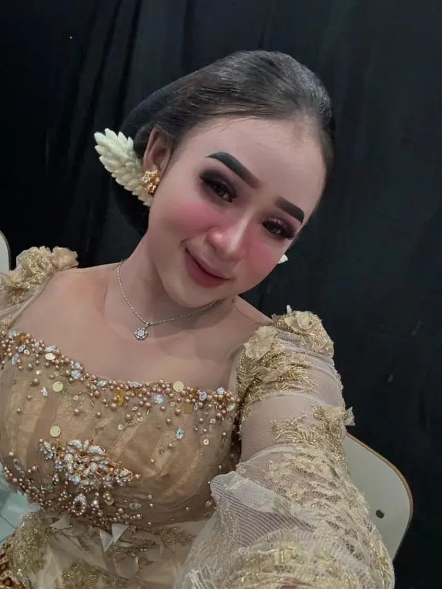 Bikin Merinding, Penampakan Sosok Hitam di Foto Selfie Niken Salindry Ini Curi Perhatian - Hot ...