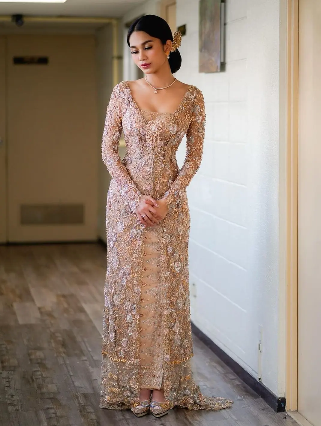 10 Potret Kebaya Artis Berbagai Siluet, Ide Tampil Elegan Berkelas Bak ...