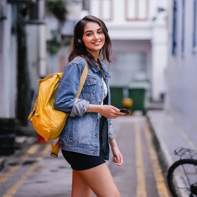 5 Tanda Kamu Memiliki Aura Menyenangkan yang Disukai Semua Orang - Lifestyle Fimela.com