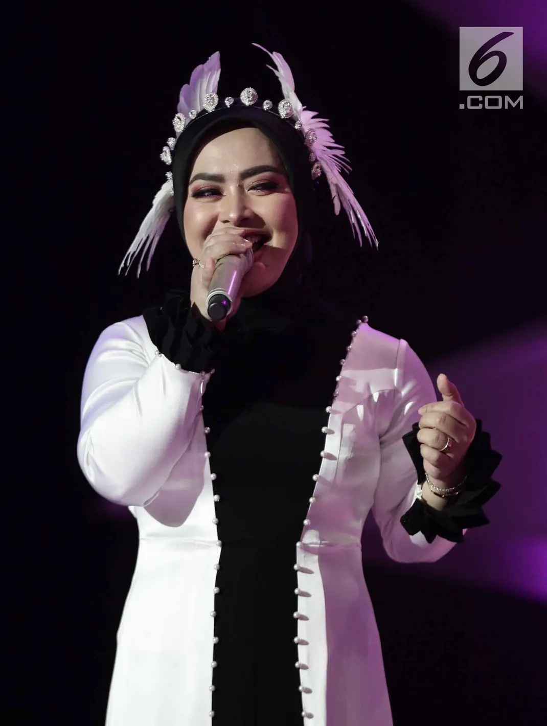 FOTO: Duet Bersama Sang Adik, Syahrini Tampil Cetar di SCTV Music ...
