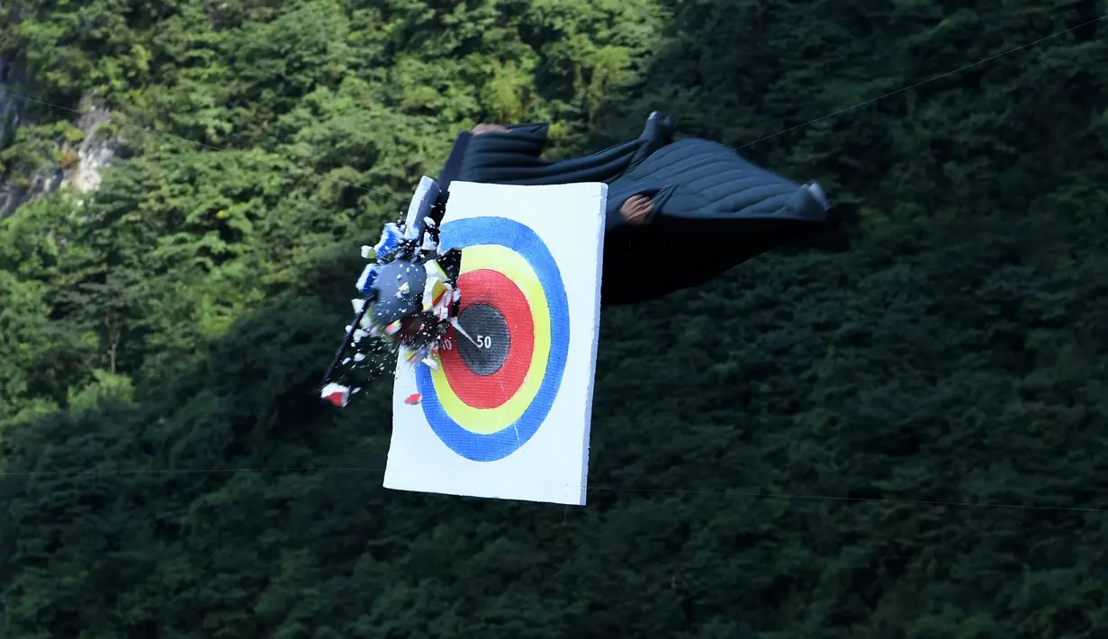 PHOTO: Wingsuit Flying, Sensasi Terjun Gaya Bebas di Angkasa - Foto ...