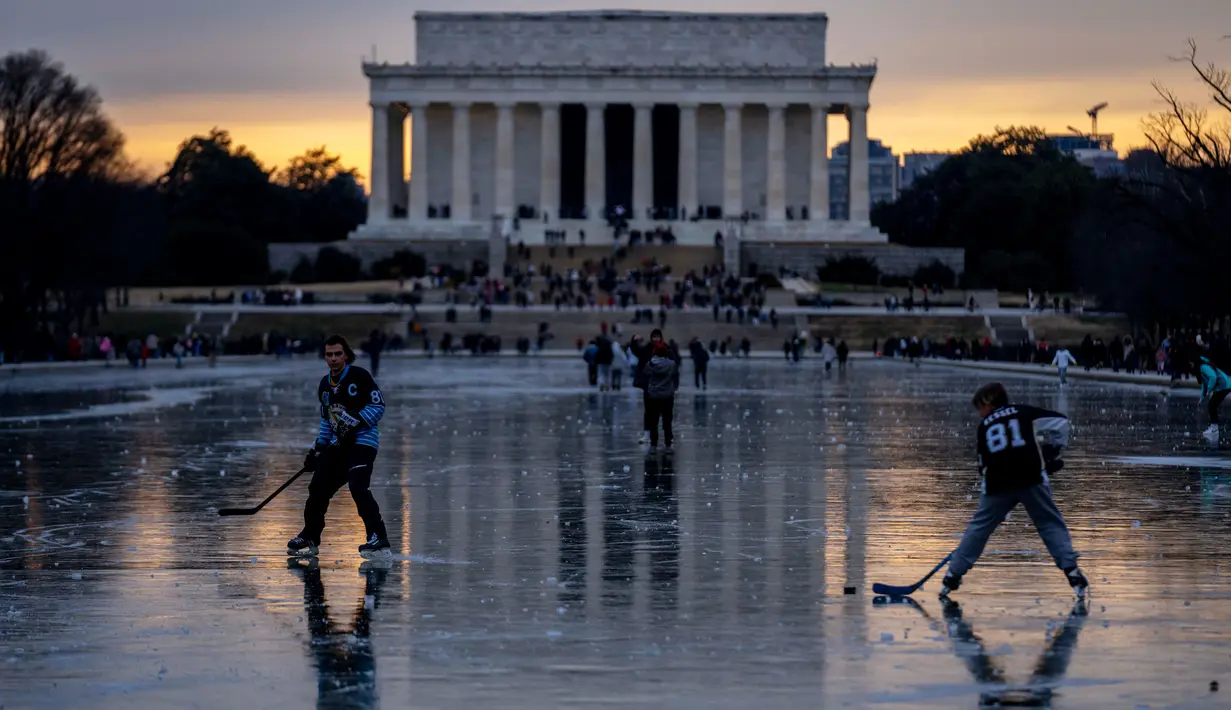 Membeku, Lincoln Memorial Reflecting Pool Jadi Tempat Bermain Warga ...