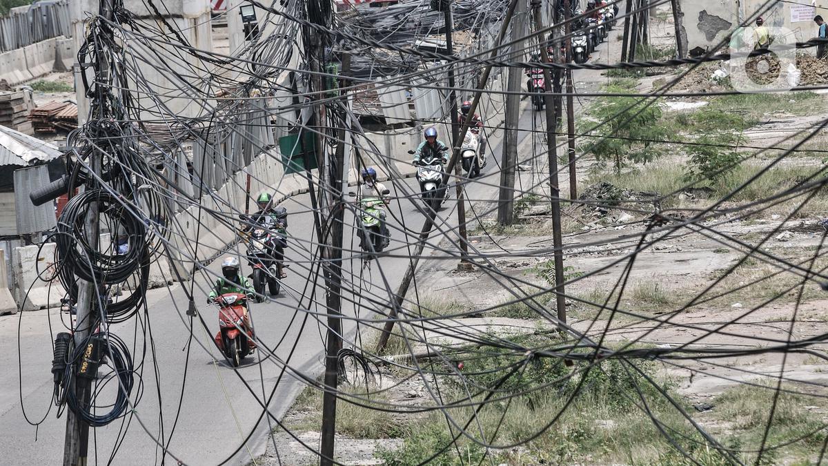 Pemkot Surabaya Diminta Segera Tertibkan Kabel Semrawut