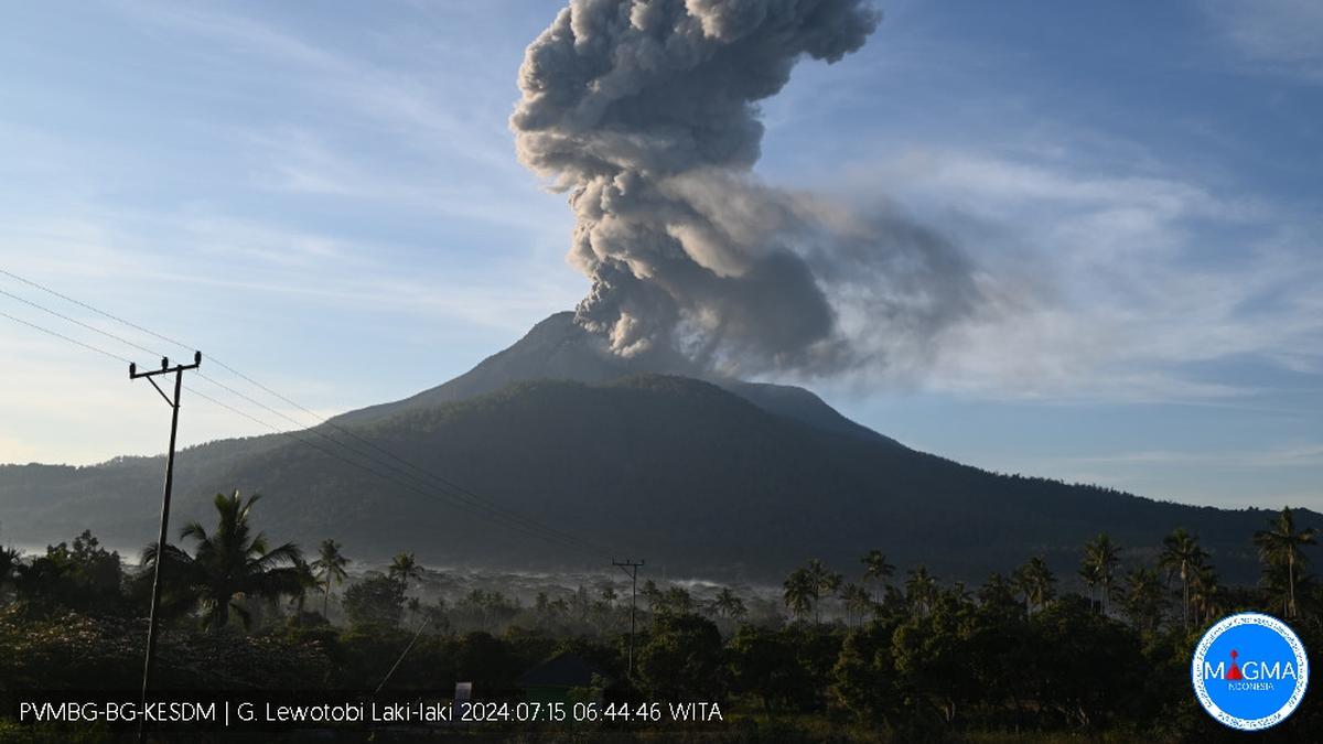 Gunung Lewotobi Laki-Laki Erupsi Senin Pagi 15 Juli 2024, Tinggi Kolom Abu 1.000 Meter ...