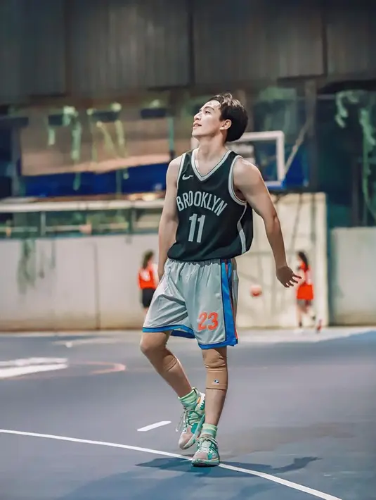 FOTO: Gaya Jeffry Reksa Pakai Jersey saat Main Basket, Tampil Macho ...
