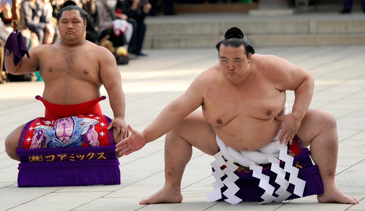 FOTO: Mengentak Kaki, Ritual Sumo Jepang Sambut Tahun Baru - Foto ...
