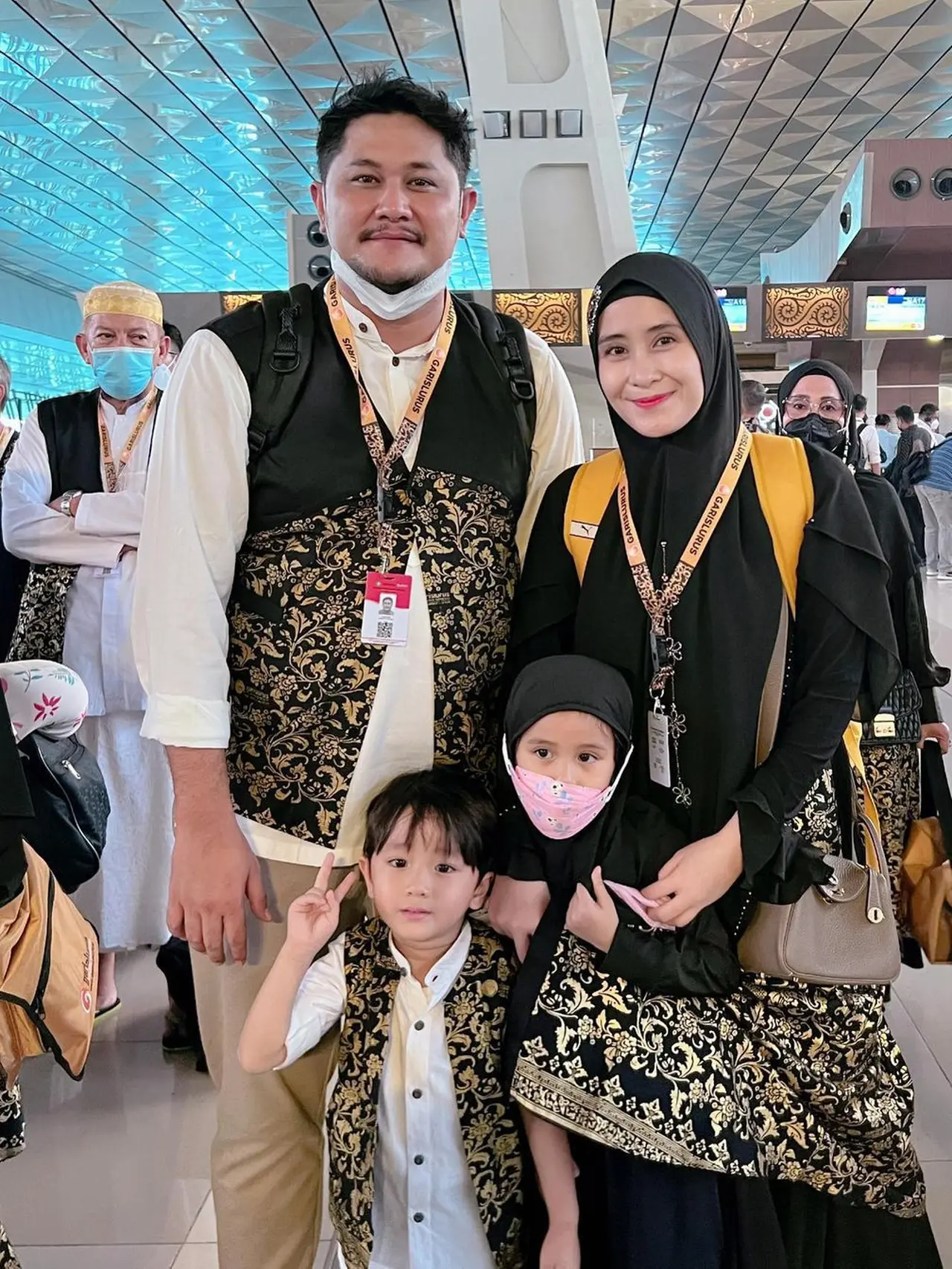 Umroh Sekeluarga, Ini 6 Momen Puadin Redi dan Ryana Dea Bertolak ke ...