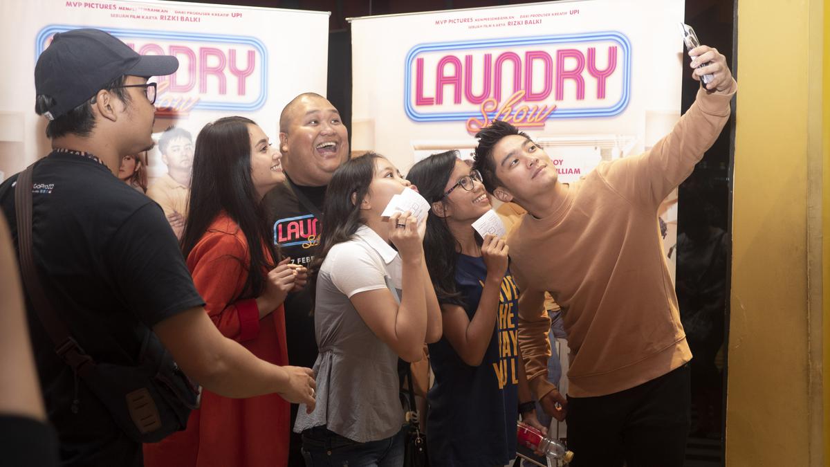 Serunya Nonton Bareng Film Laundry Show Bareng Pengusaha Laundry - ShowBiz Liputan6.com