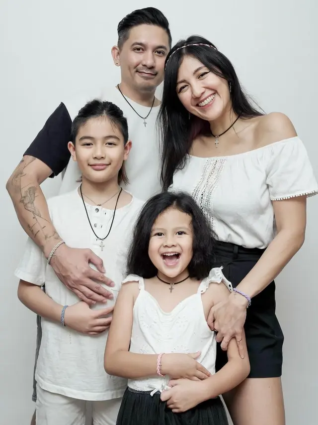 Foto-foto Keluarga Ryan Delon dan Sharena, Rukun Bak Keluarga Cemara ...