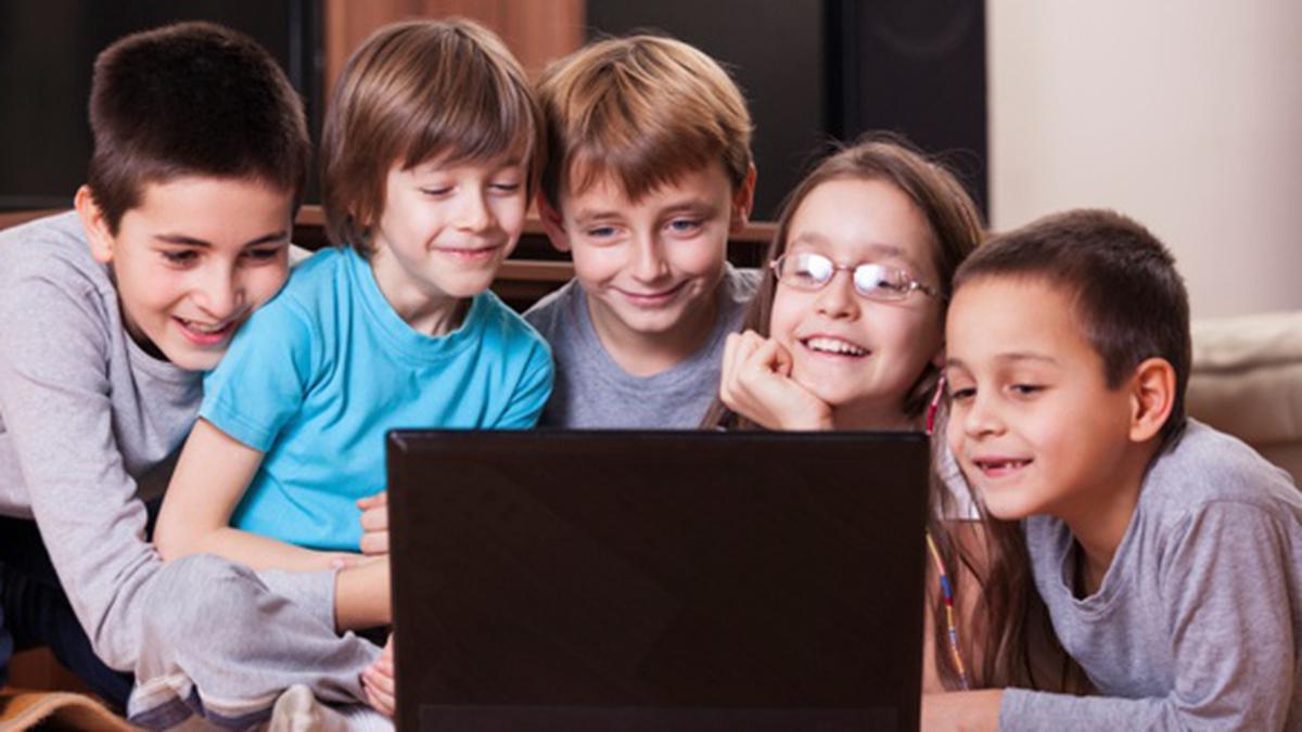 Cara Bijak Orang Tua Lindungi Anak Dari Bahaya Internet - Parenting Fimela.com