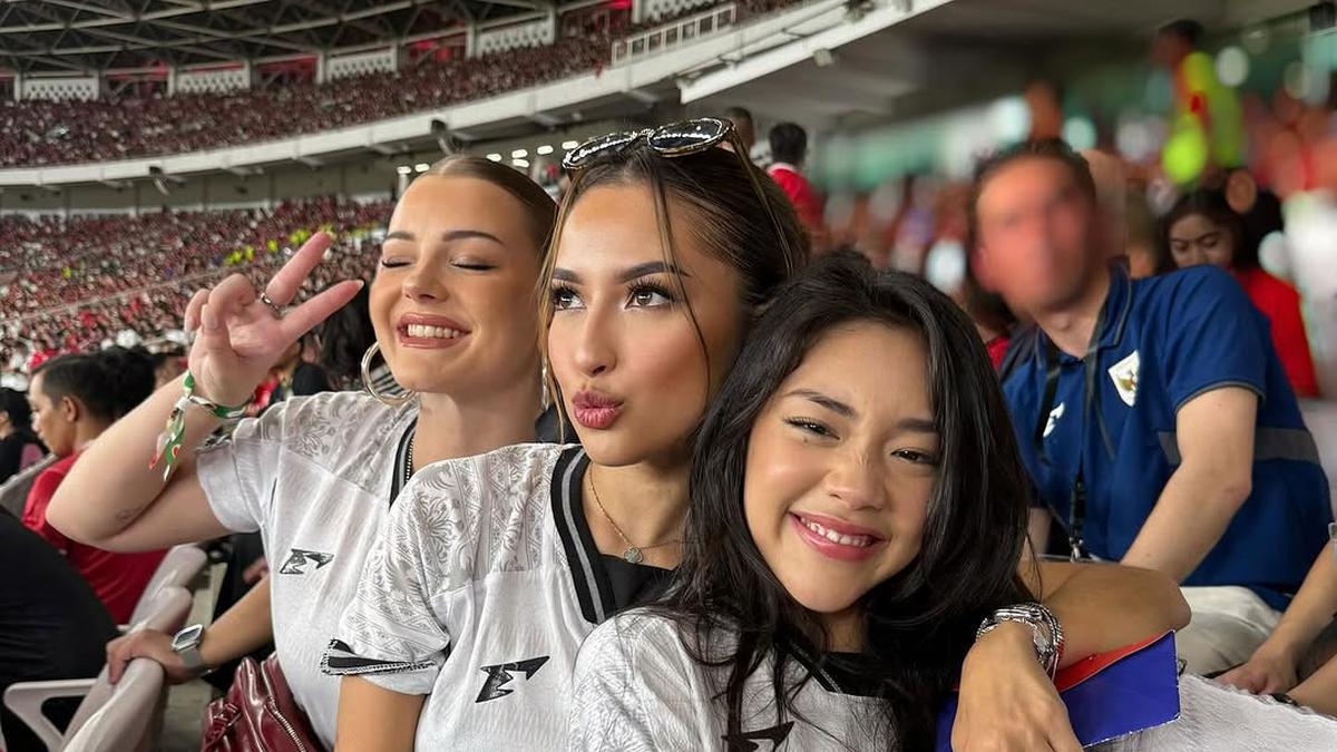 Potret Makeup Natural yang Tetap On Point ala Mama Kamari, Jennifer Coppen saat Nonton Laga ...