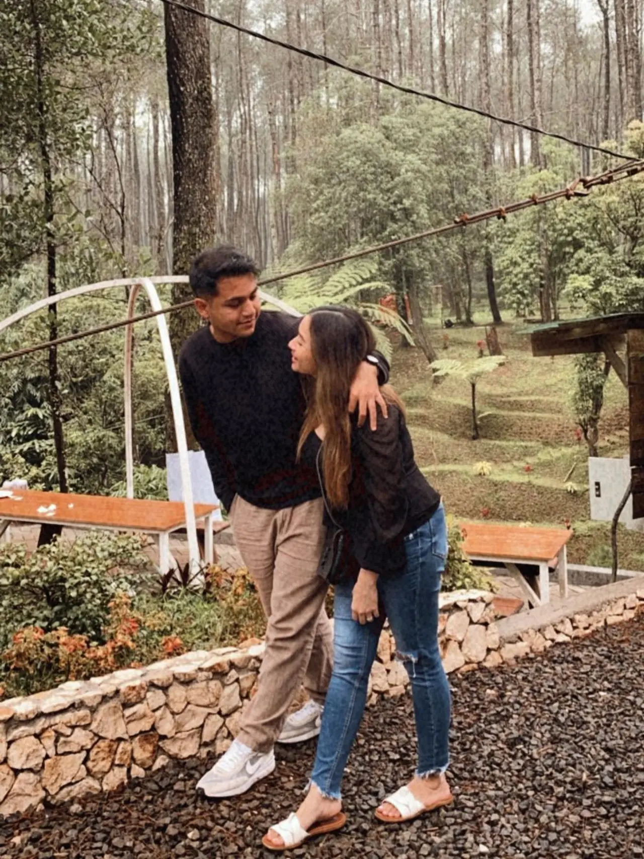 10 Tahun Menikah, Ini 6 Potret Romantis Rizky Alatas dan Adzana Jauh dari Gosip - Hot Liputan6.com