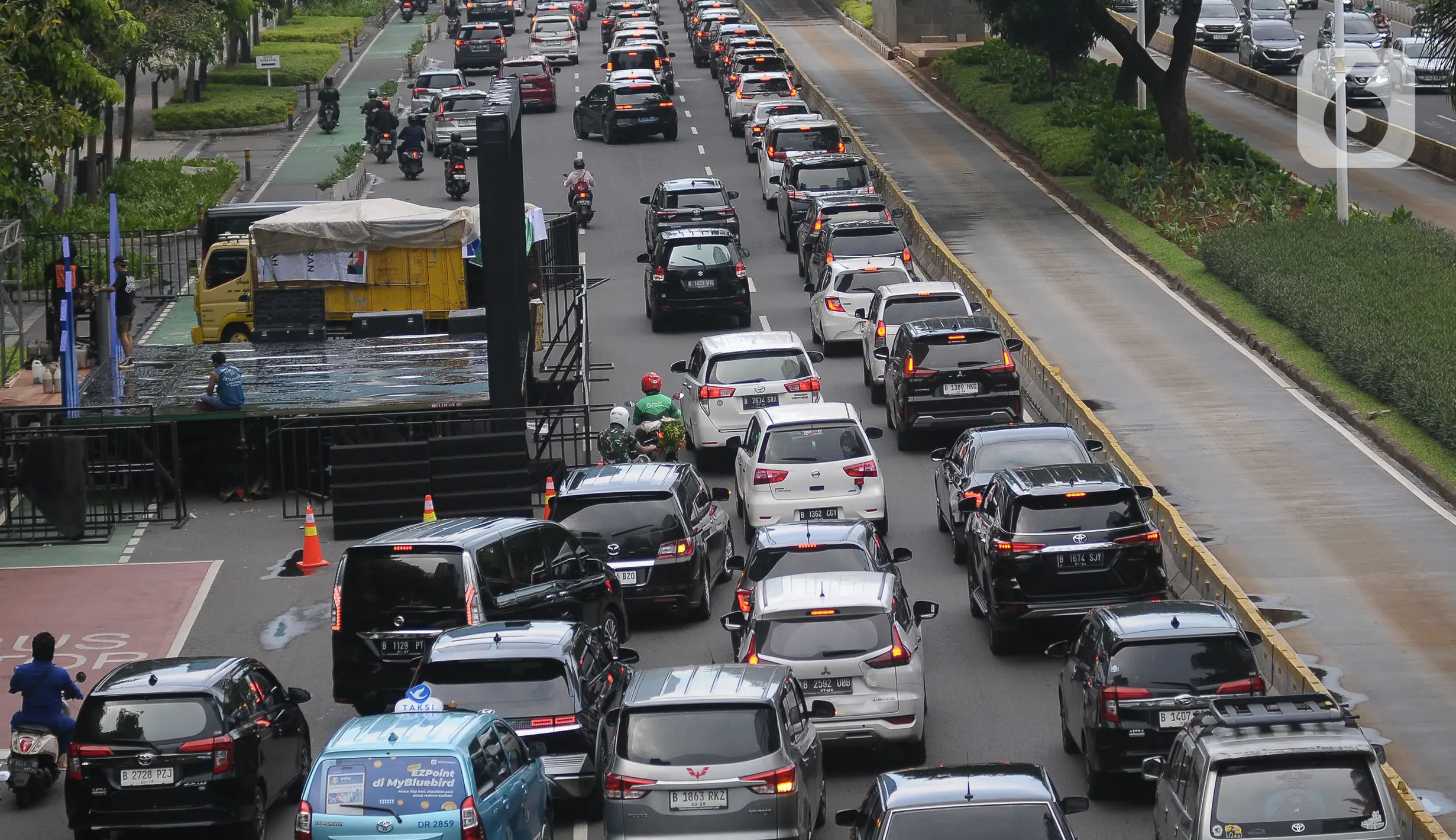 Persiapan Panggung Malam Muda-Mudi Jakarta untuk Rayakan Tahun Baru ...