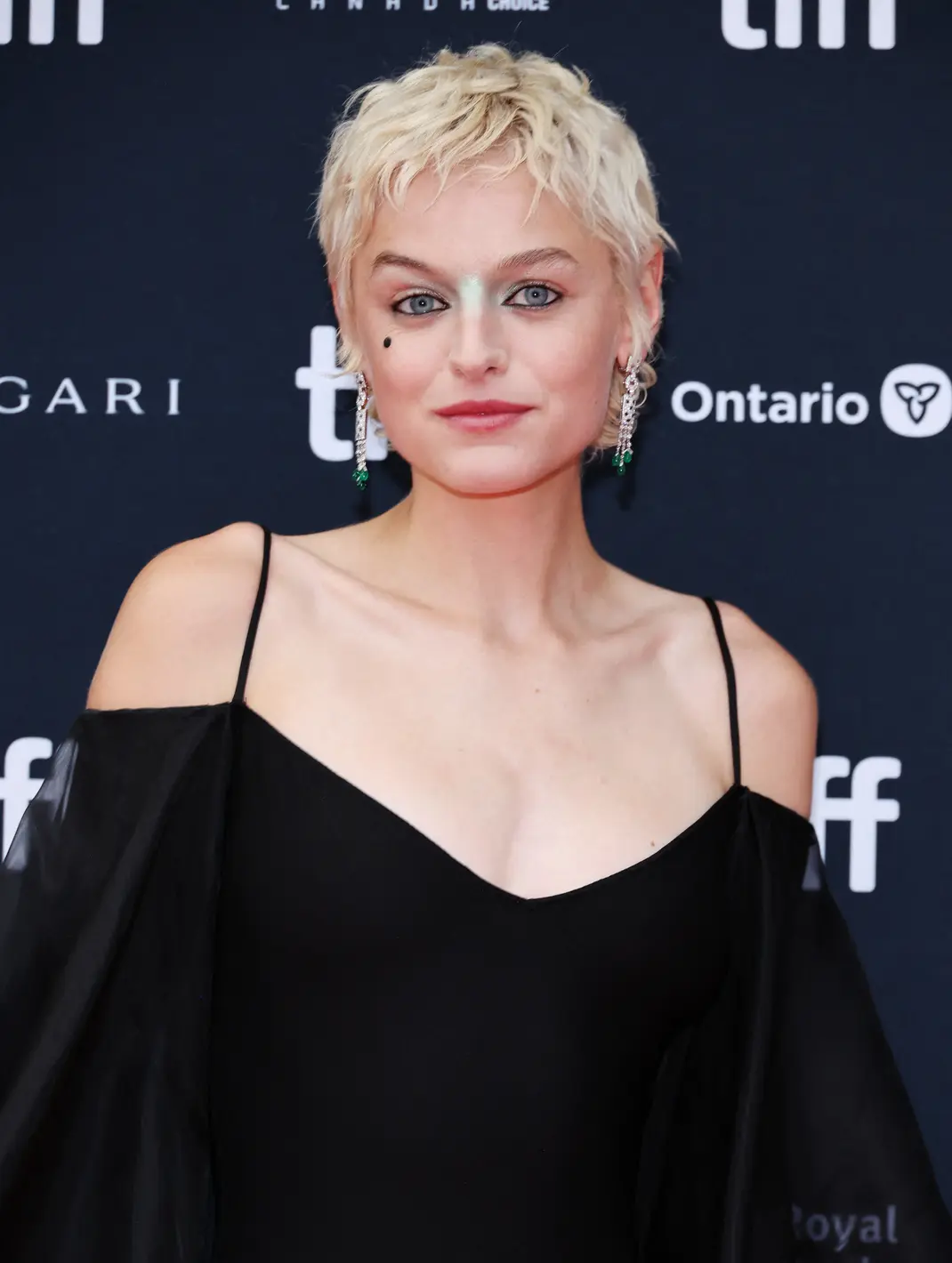 Gaya Seksi Emma Corrin Pakai Bodysuit di Toronto International Film ...