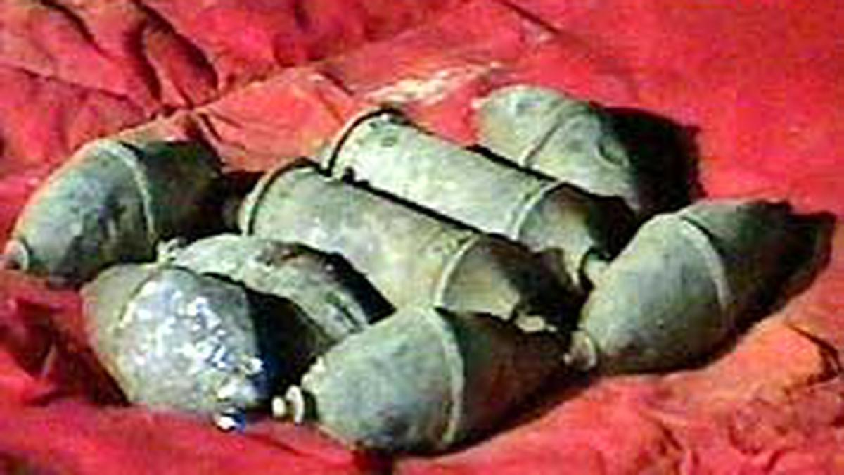 Delapan Granat Aktif Ditemukan di Pangkalan Truk - News Liputan6.com