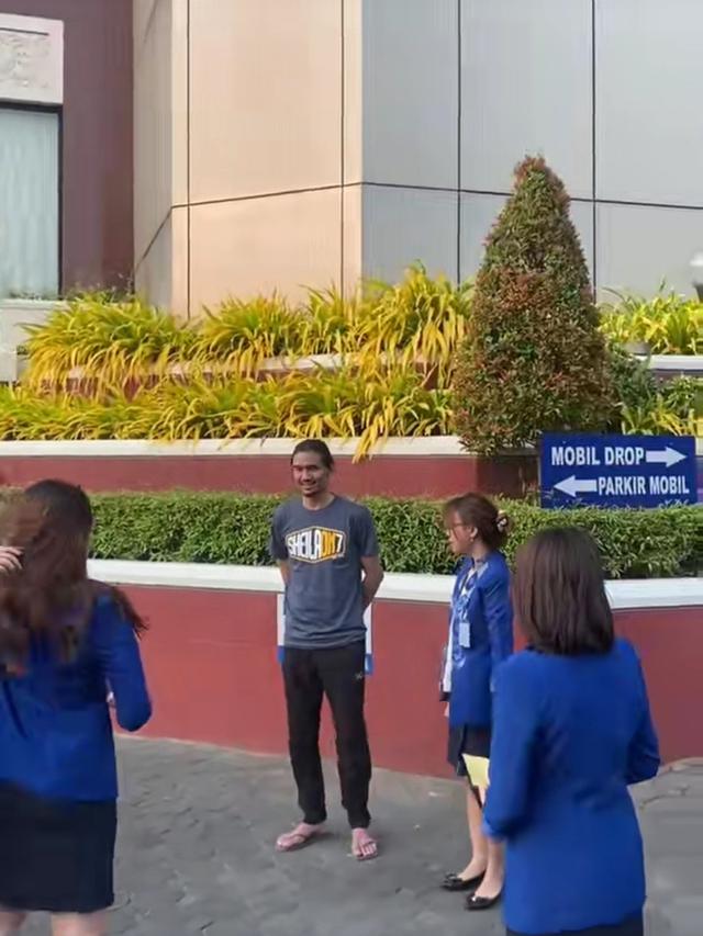 7 Potret Duta Sheila On 7 ke Bank Pakai Sandal Jepit Diajak Foto ...