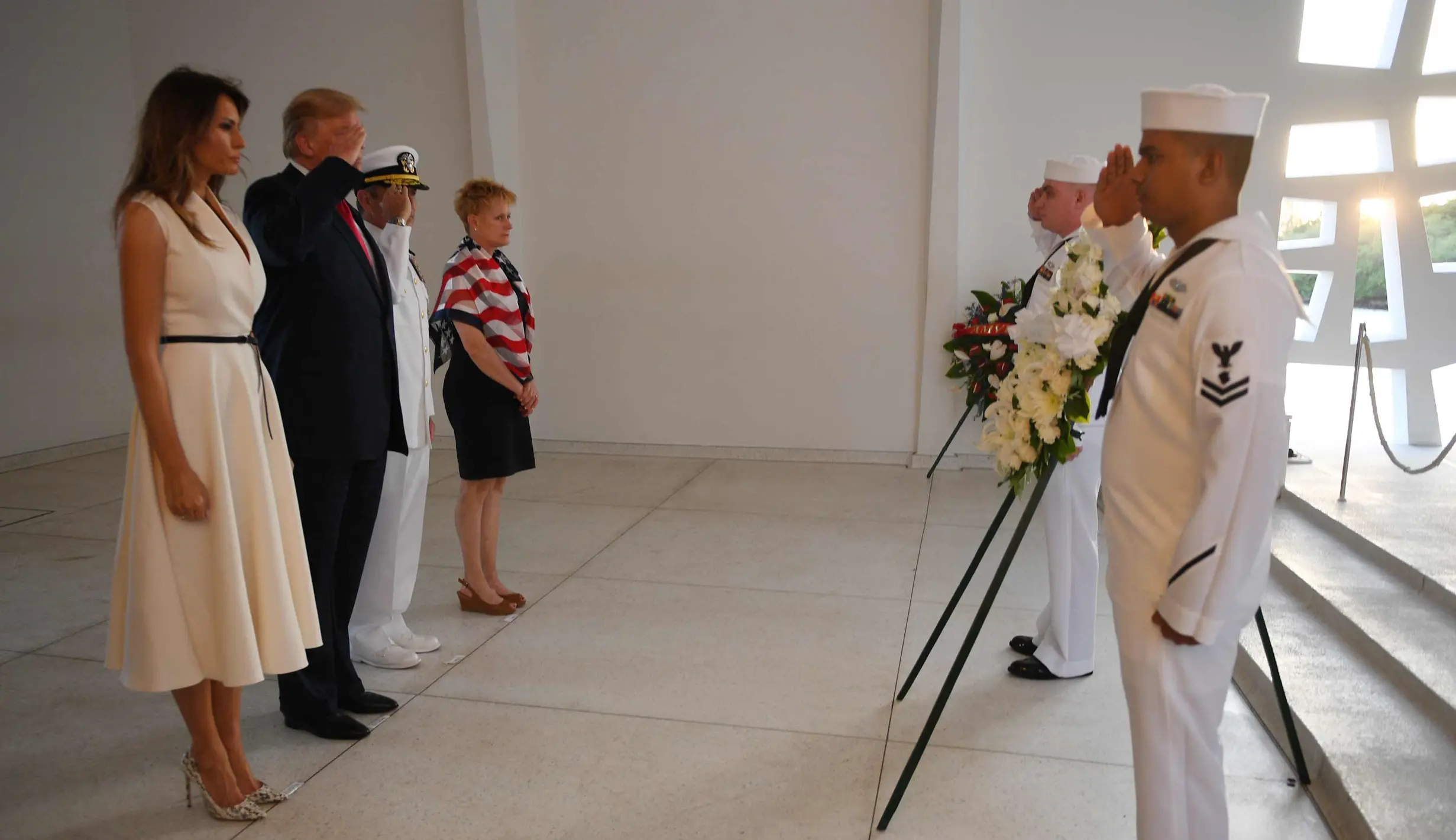 PHOTO: Kunjungi Pearl Harbor Memorial, Donald Trump dan Melania Tabur ...