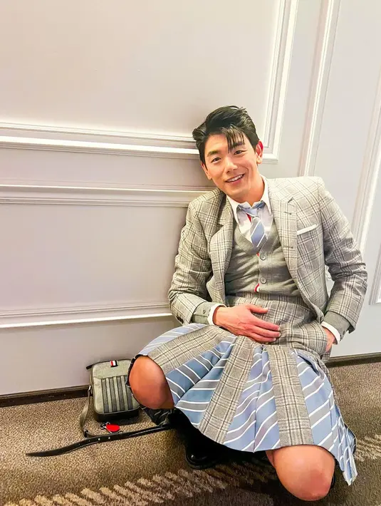 Eric Nam Melenggang Pakai Rok ke Peragaan Busana Thom Browne di New ...