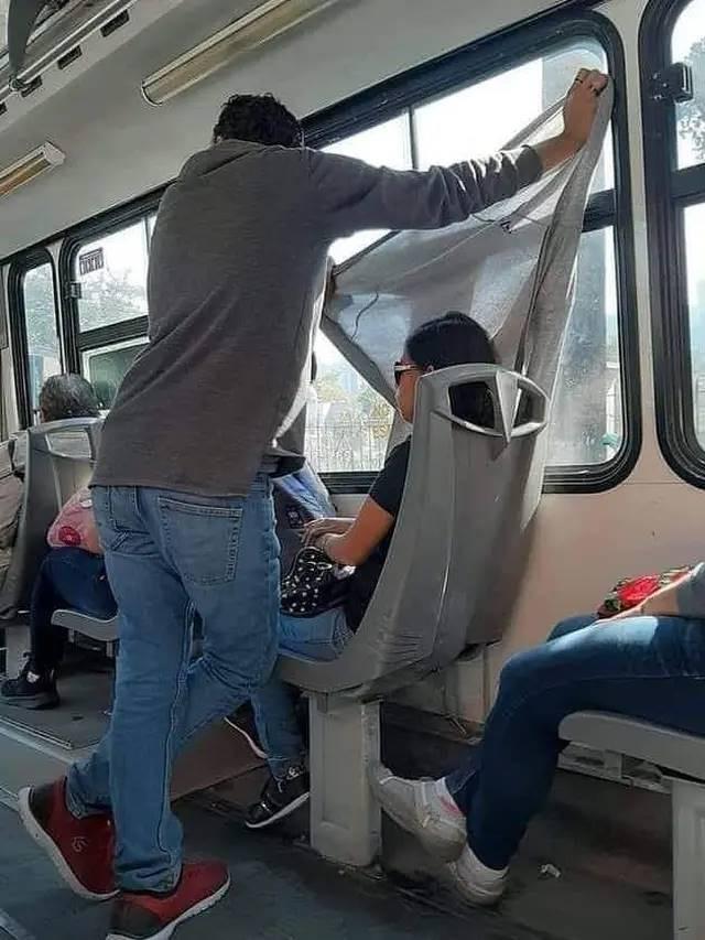 8 Potret Nyeleneh Orang Saat Naik Bus Ini Bikin Geleng Kepala