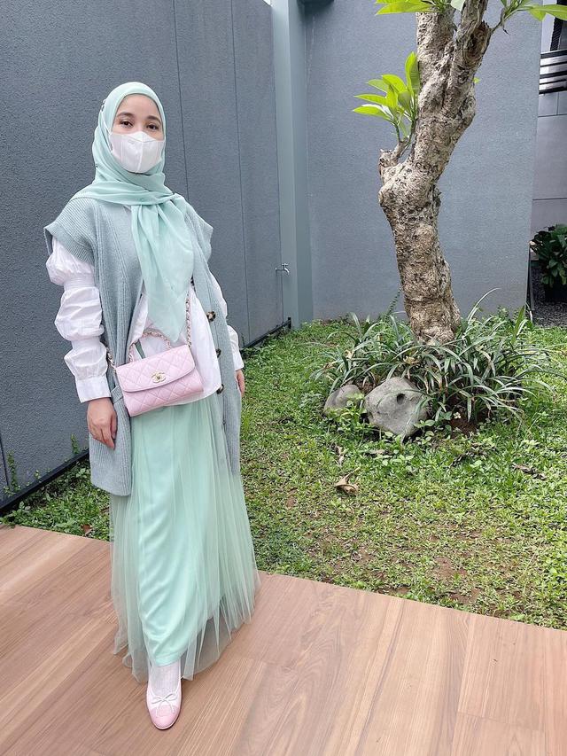 7 Potret OOTD Busana Muslim Ala Chacha Frederica, Fashionable Banget ...