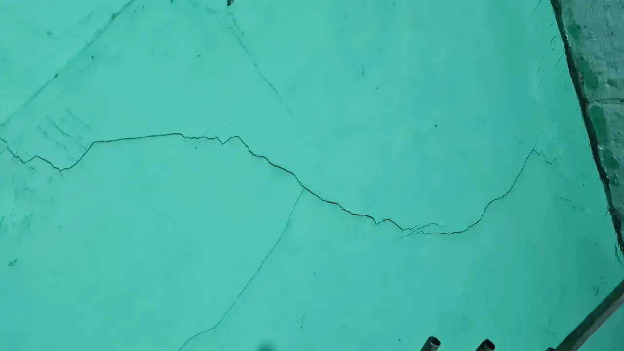 Rumah dan Toko Warga Retak-retak Imbas Pembangunan Jembatan Cikereteg ...