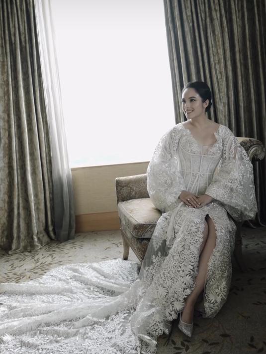 Detail Bridal Robe Chelsea Islan yang Sudah Seperti Gaun Pengantin ...