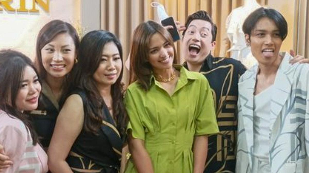 Dipercaya Nia Ramadhani sampai Indra Bekti, Surin Huang Siap Gaet Miss Grand Singapore 2022 ...