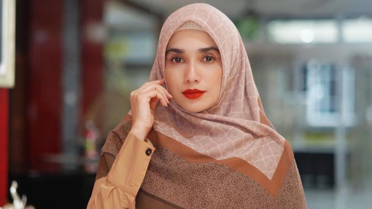 7 Foto Ussy Sulistiawaty Mengaji, Dipuji Mama Shalehah dan ...