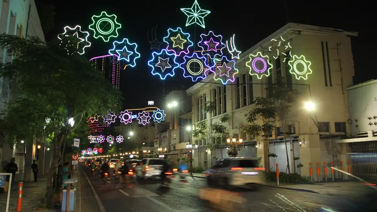6 Potret Jalan Tunjungan Saat Malam Hari, Ikon Surabaya yang Penuh ...