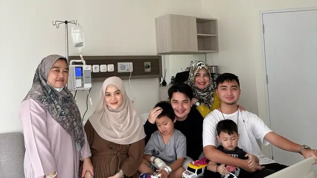 7 Potret Kompak Umi Yuni dan Alvin Faiz, Jenguk Yusuf hingga Umrah ...