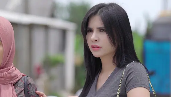 Usai Nikah dengan Bule, Model Larasati Gading Bulan Madu di Kastil ...