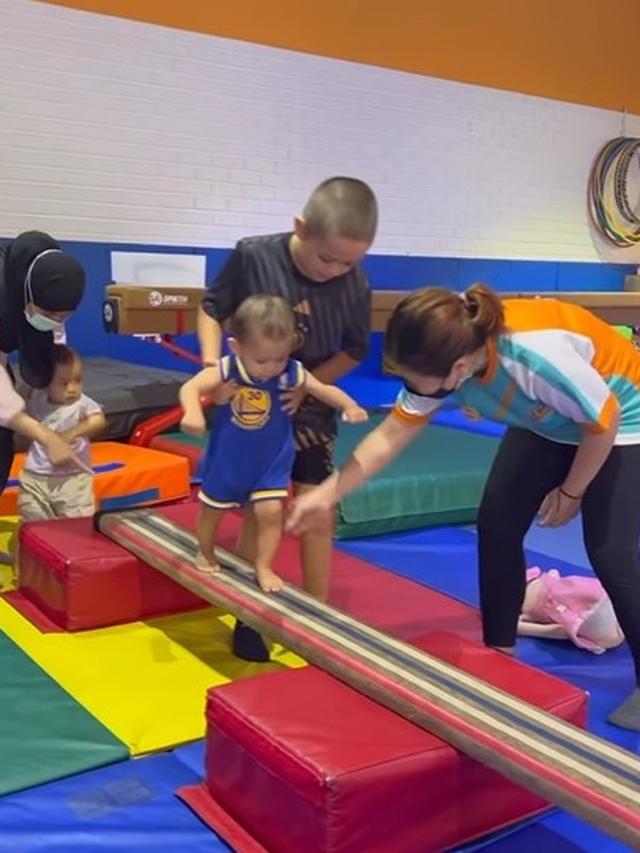 6 Potret Akur El Barack dan Adiknya, Jessica Iskandar Sangat Bahagia ...