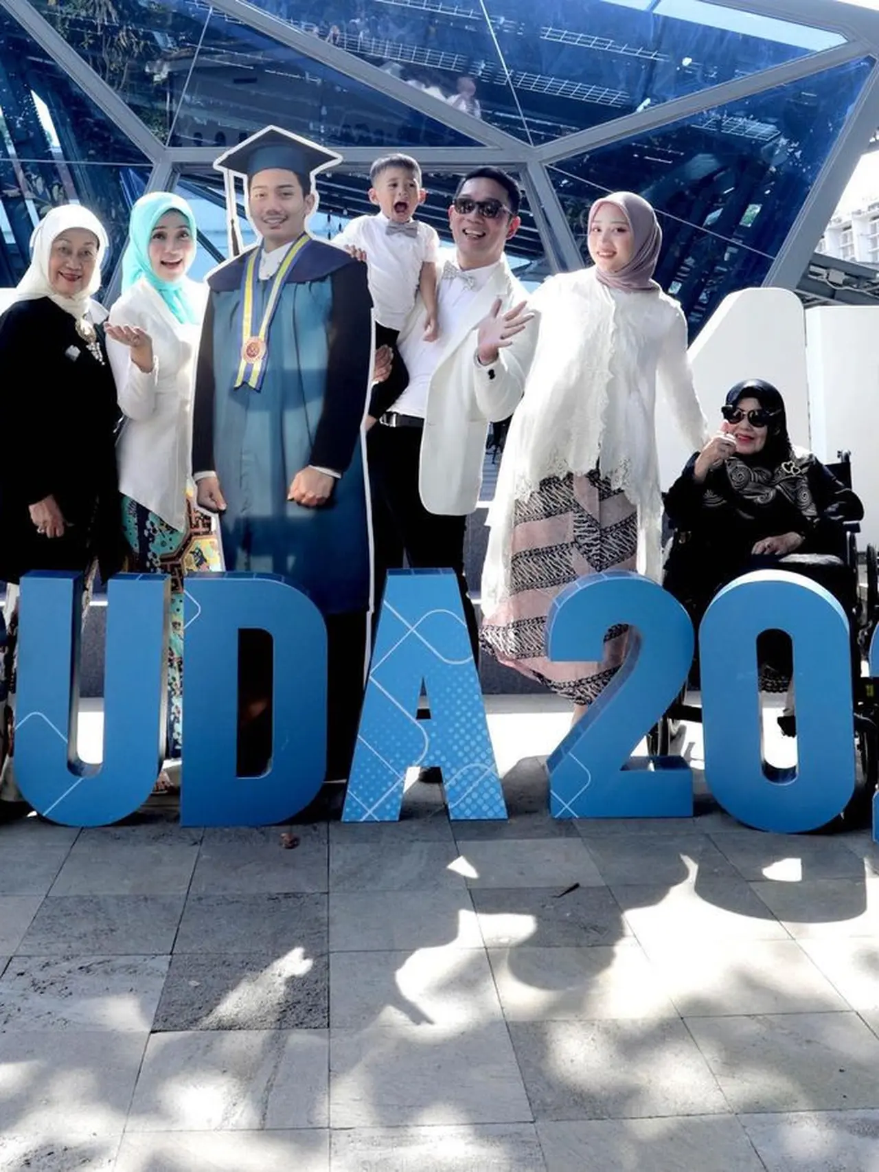 Kebaya Putih Spesial Mamah Atalia dan Sang Adik Zara di Wisuda Almarhum ...