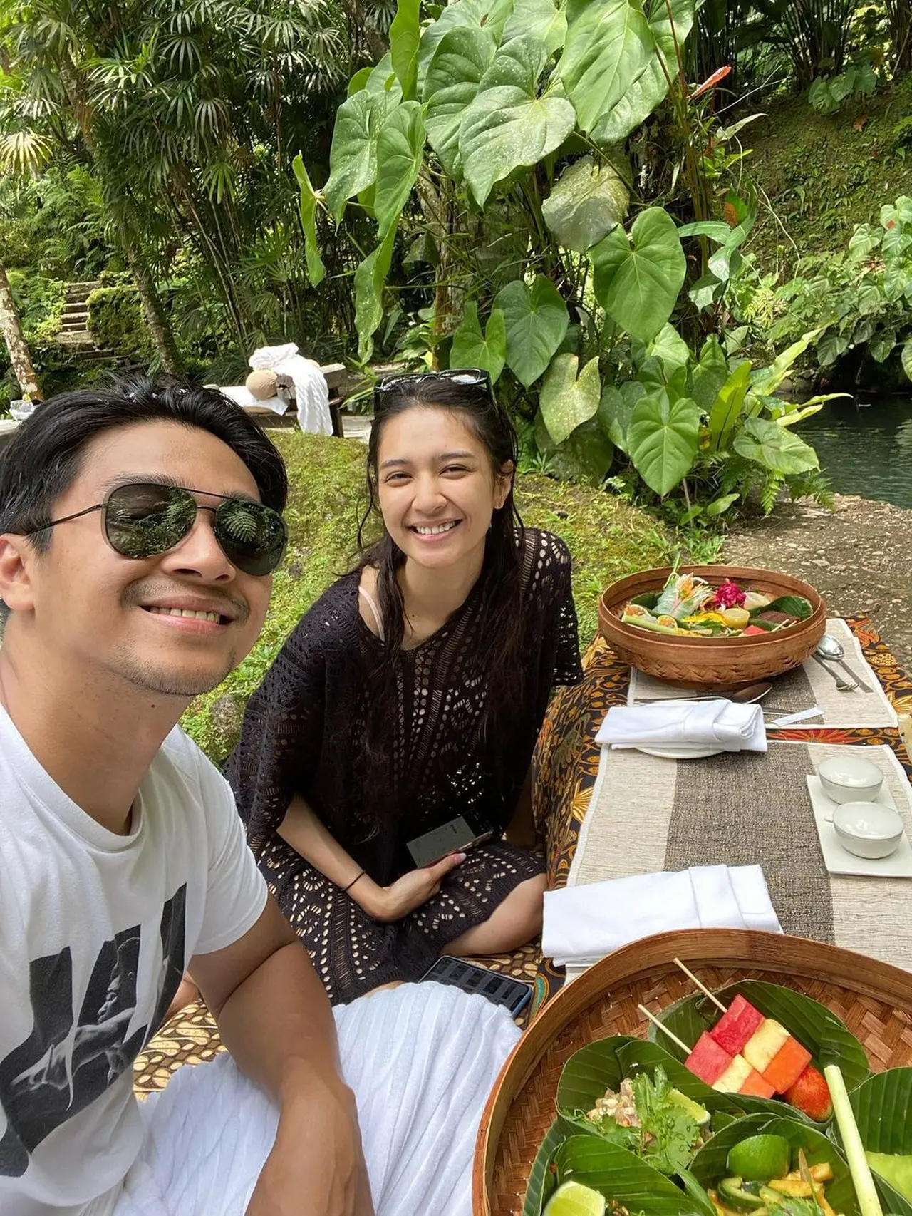 6 Potret Mikha Tambayong dan Deva Mahenra Usai Menikah, Makin Mesra ...