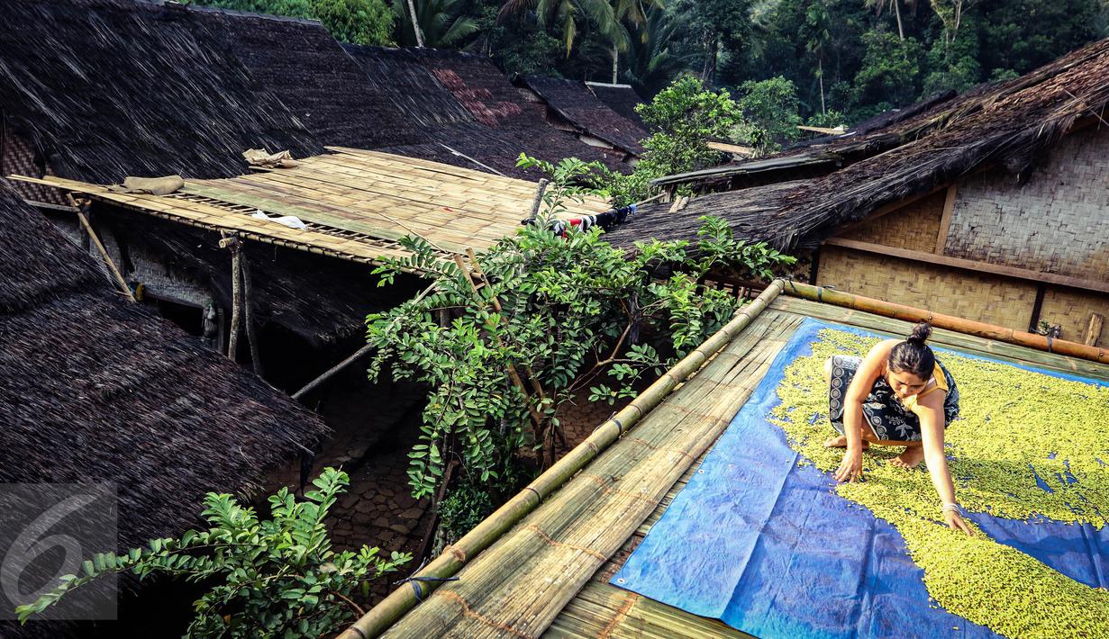 Potret Keseharian Perempuan Suku Baduy Luar