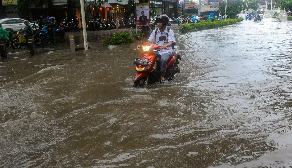 Jakarta Hujan Deras, Genangan Air Rendam Jalan Kemang Raya - Foto Liputan6.com