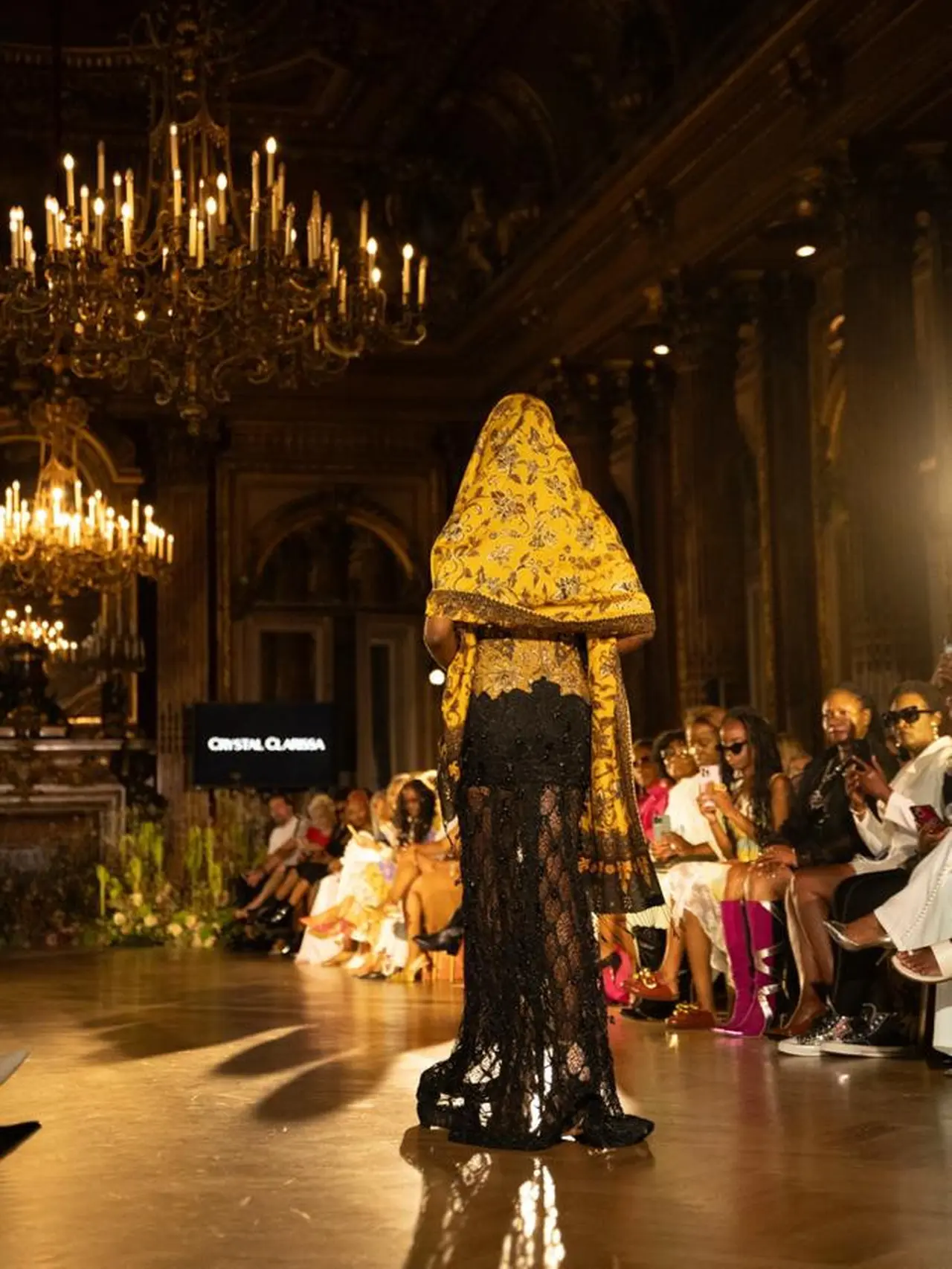 Desainer Crystal Clarissa Rayakan Hari Batik Nasional 2023, Pamer ...