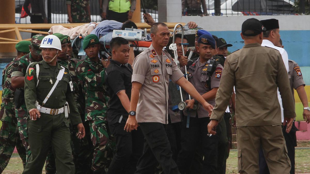 FOTO: Detik-Detik Wiranto Dibawa ke RSPAD Pakai Helikopter - Foto ...