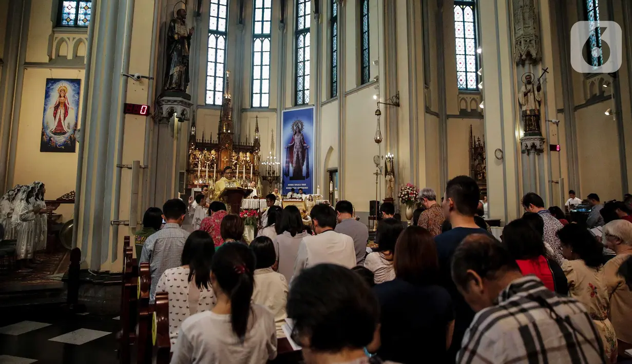 FOTO: Suasana Khidmat Misa Malam Natal di Gereja Katedral - Foto Liputan6.com
