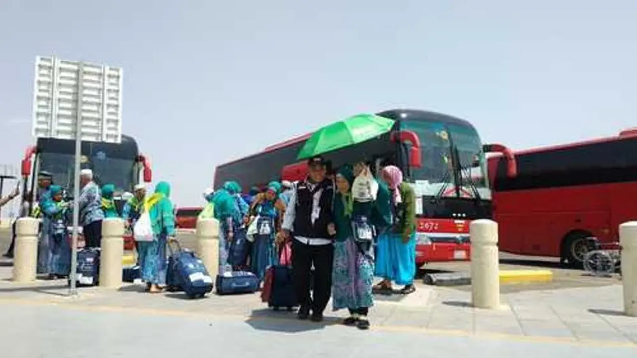 Mendadak Jadi Ojek Payung untuk Jemaah Haji - Islami Liputan6.com