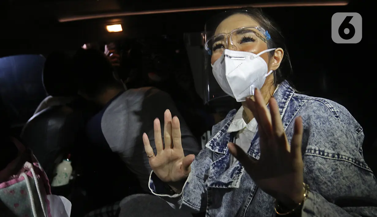 FOTO: Penampilan Gisel Usai Diperiksa sebagai Tersangka Kasus Video Syur - Foto Liputan6.com